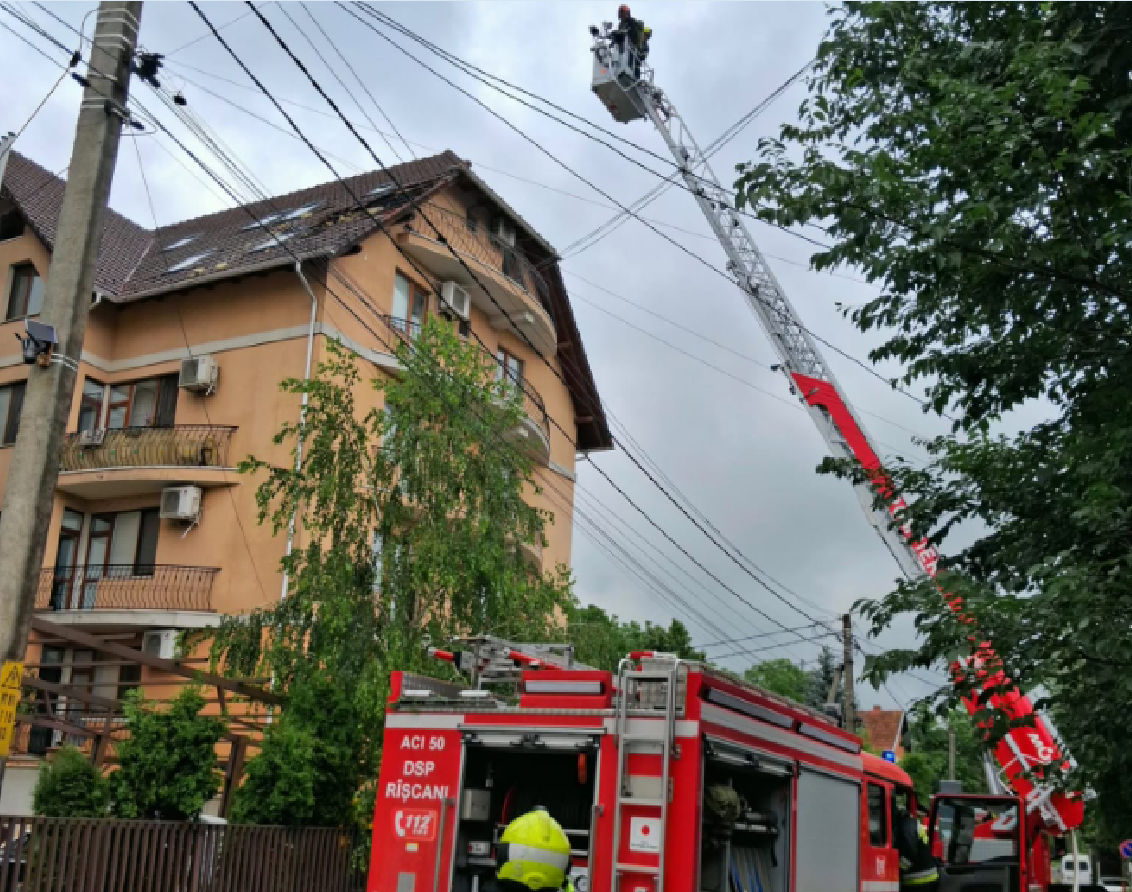 (foto) Mansarda unui bloc din sectorul Rîșcani a luat foc după ce a ...